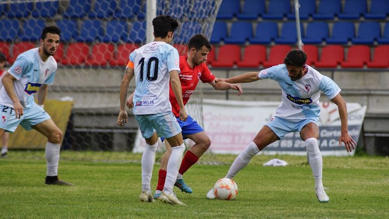 La UD Ourense reaccionó tarde ante el Arousa de Luisito (2-3)