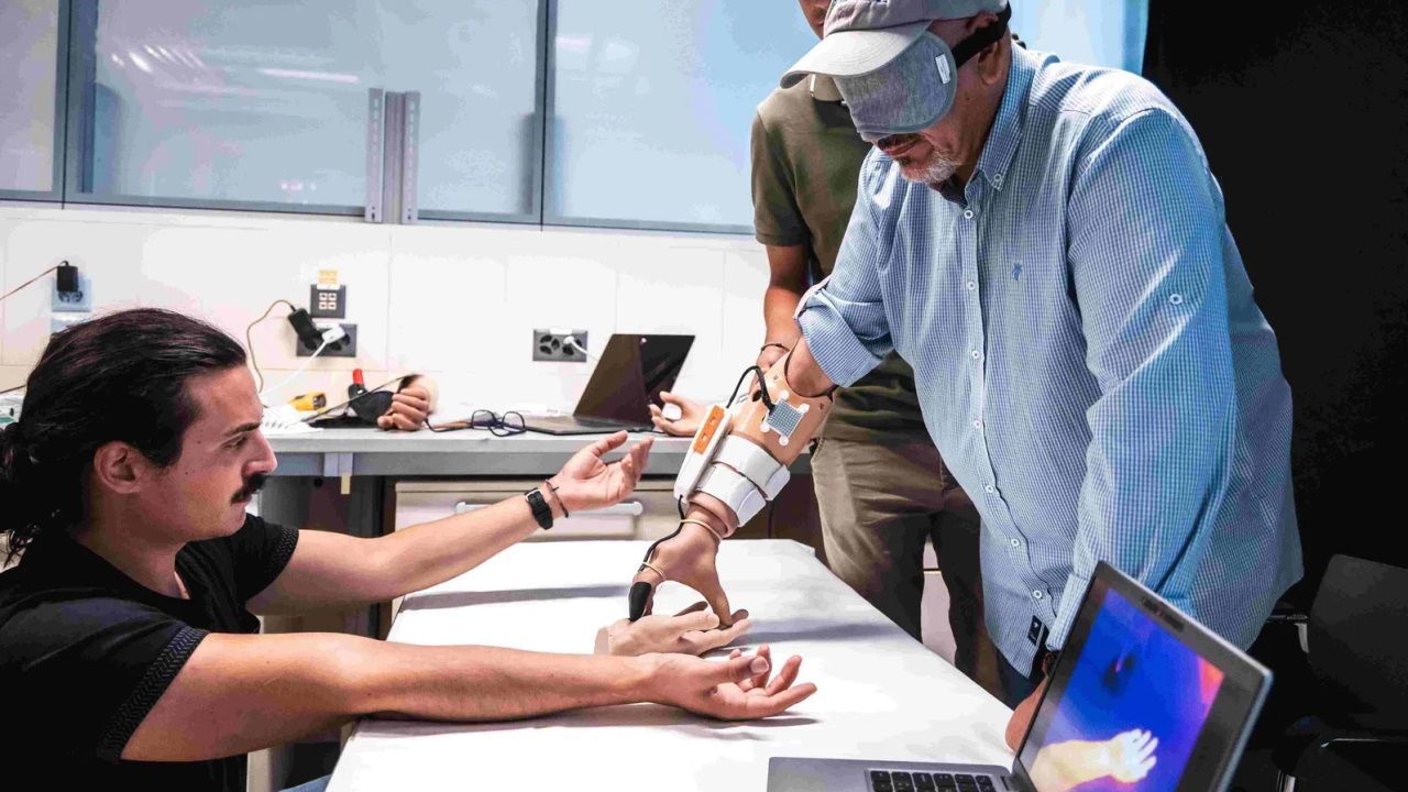 Un amputado logra sentir calor a través de su mano protésica