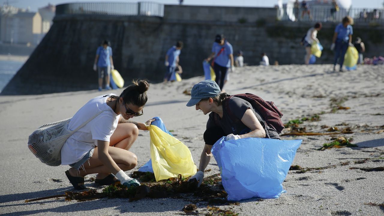 Dos horas y 50 voluntarios para recoger 5.400 colillas en el Orzán