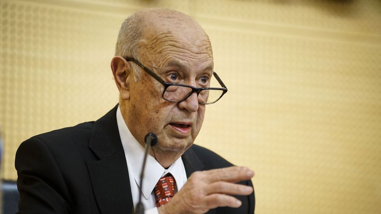 A Coral de Ruada concede o Premio Xavier Prado «Lameiro» a Méndez Ferrín