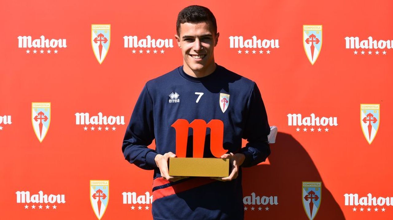 Miki Villar recibe el premio como el mejor jugador de la primera fase