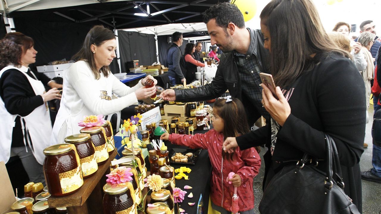 As Pontes promociona la miel y el queso en la feria de Goente