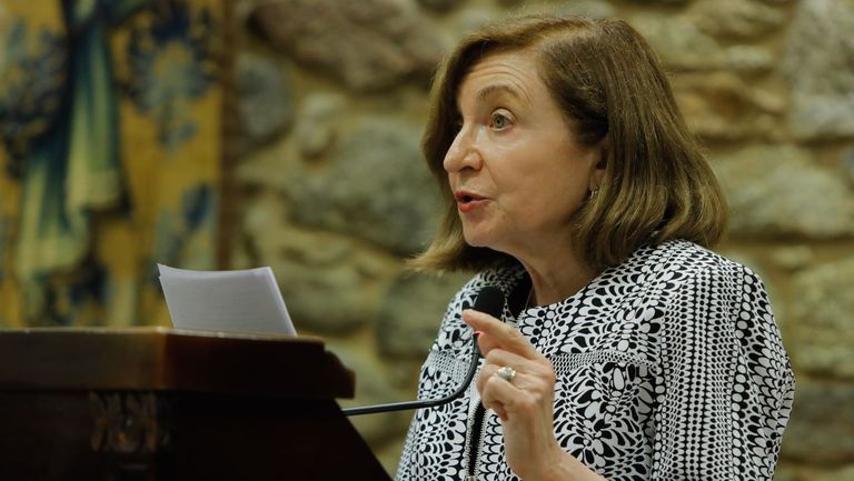 María Rosa Lojo reivindícase como «galega filla» no seu ingreso na RAG