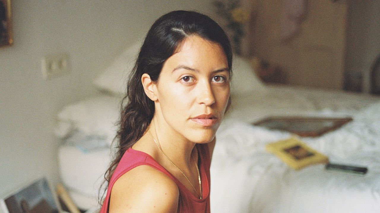 La autora asturiana Sara Torres: «Gozo de la libertad de escribir sin ...