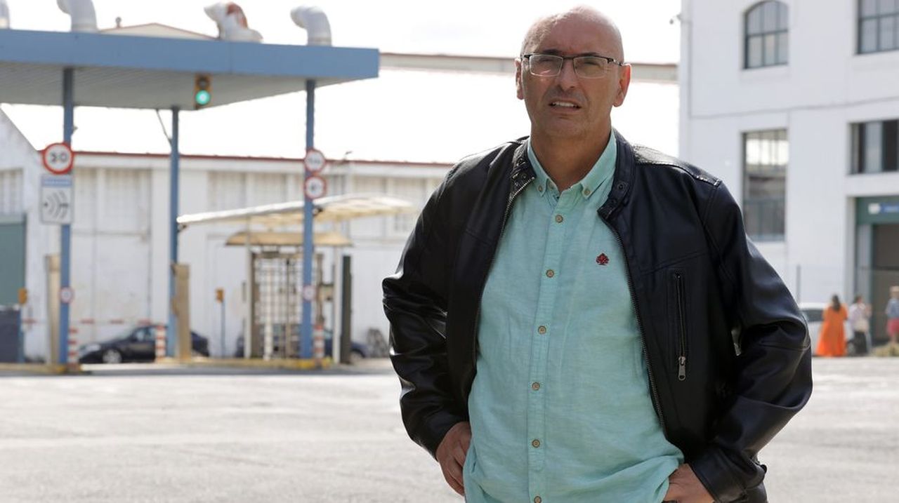 Carlos Outeiro, embestido por un conductor en Navantia: «Levoume cen metros agarrado aos 'limpas ...