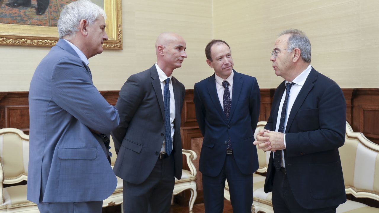 El nuevo director de Lavacolla, Marcos Díaz, se presenta a Bugallo y ...