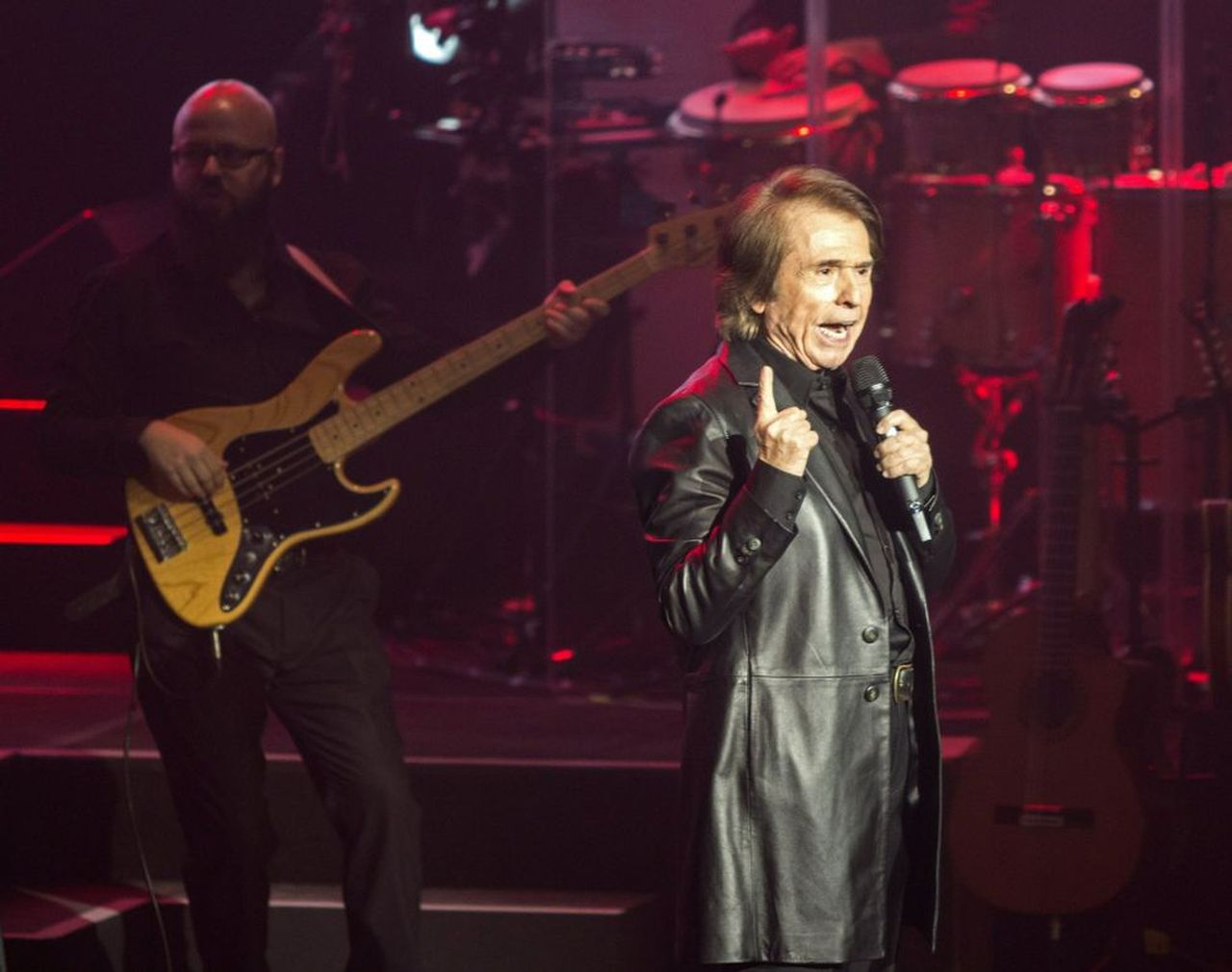 Raphael canta en tres horas sus clásicos y las nuevas canciones