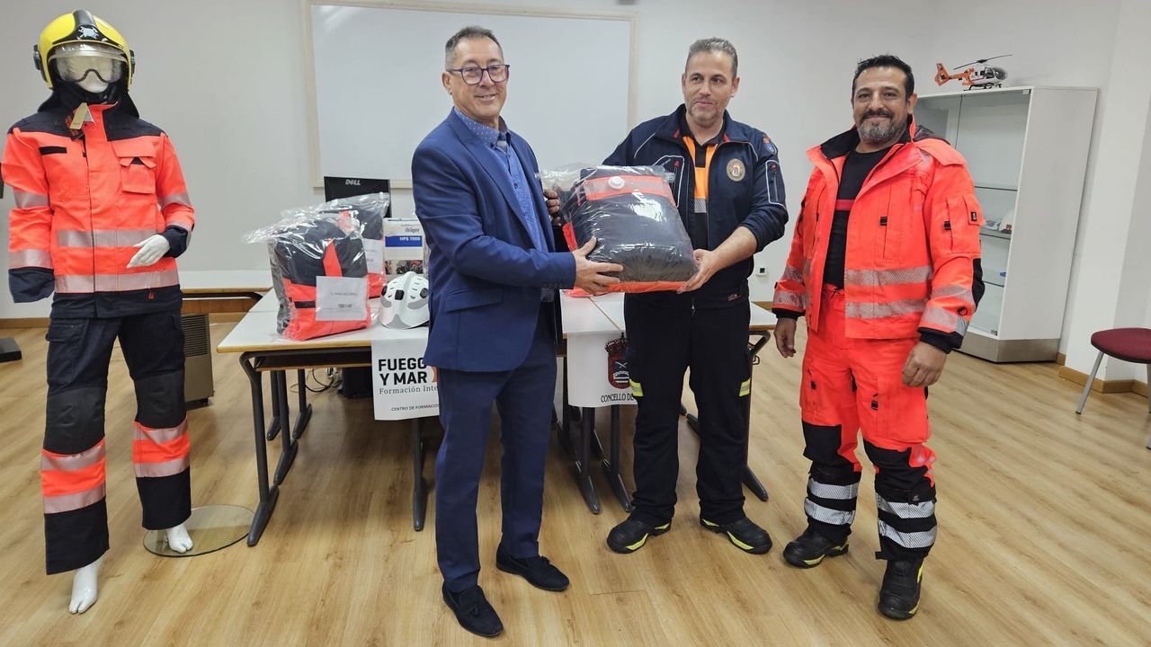 Fuego y Mar viste al Servicio Municipal de Emergencias de Teo