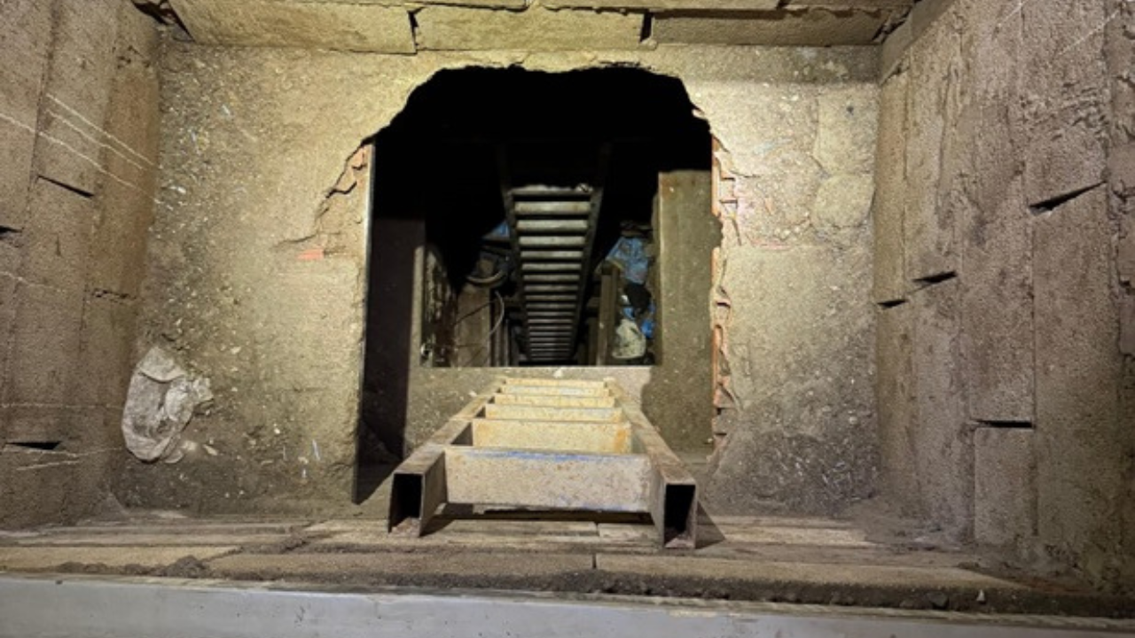 Un túnel estrecho, a 12 metros de profundidad, para traficar entre ...