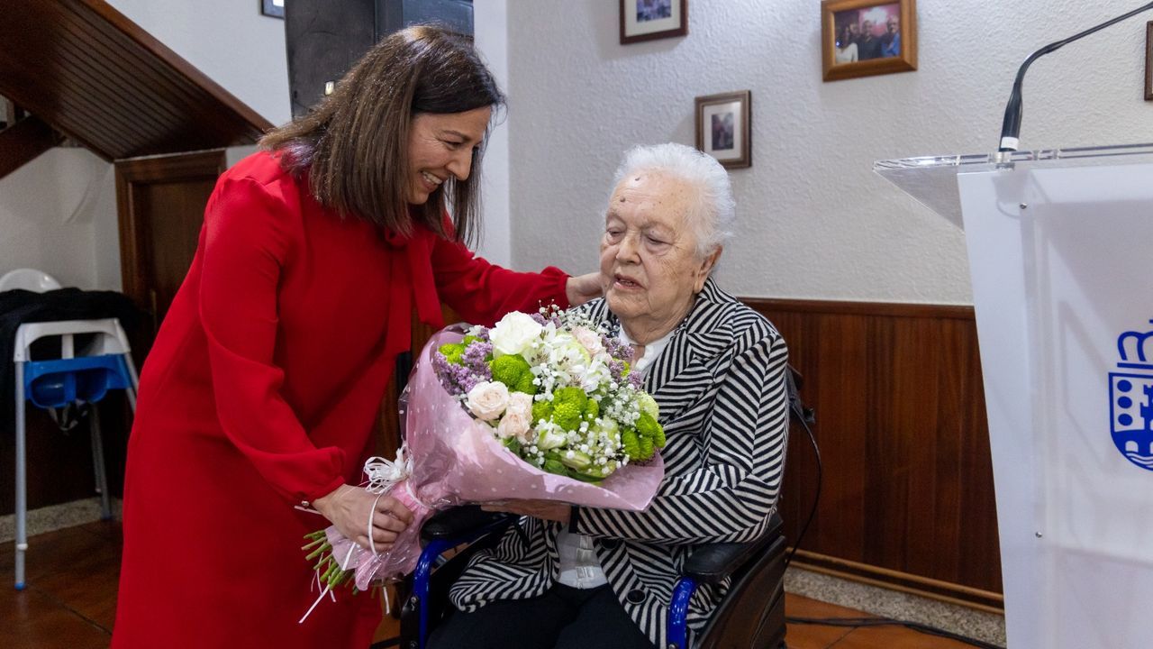 Ángela Fernández recibe el premio Úrsula Meléndez de Texeda de Betanzos