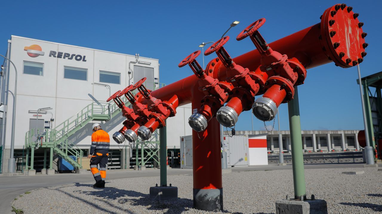 Repsol inaugura su terminal en Langosteira con la descarga de 15.000 ...