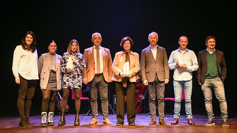 O premio que uniu ás Tanxugueiras con Mercedes Brea e o grupo Ausavil