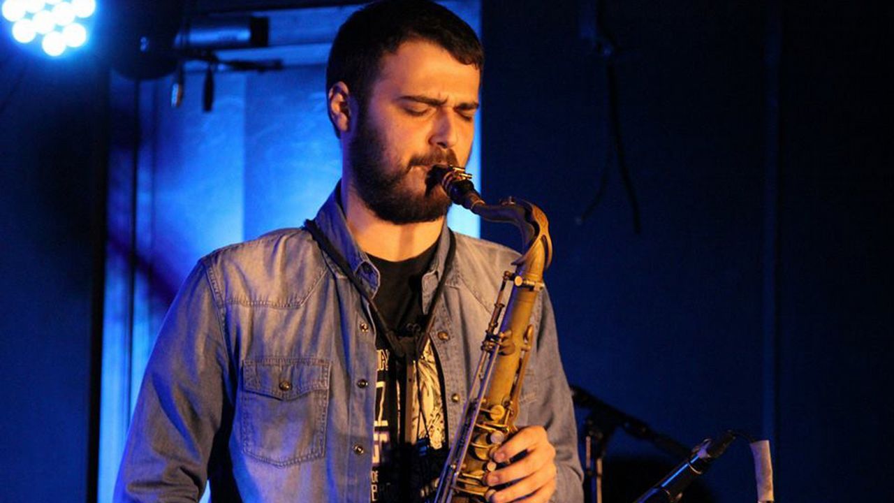 O saxo Daniel Juárez súbese ao escenario de Pontevedra