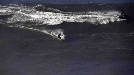 Hugo Vau surfea la ola más grande de la historia