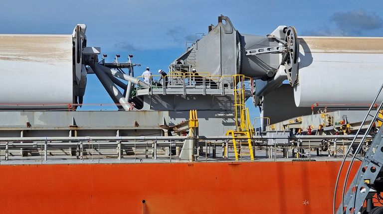 El Pyxis Ocean, un granelero propulsado por energía eólica, estrena sus ...