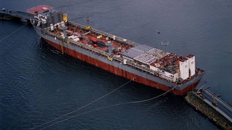 La madrugada que convirtió Ferrol en una isla: 25 años del accidente ...