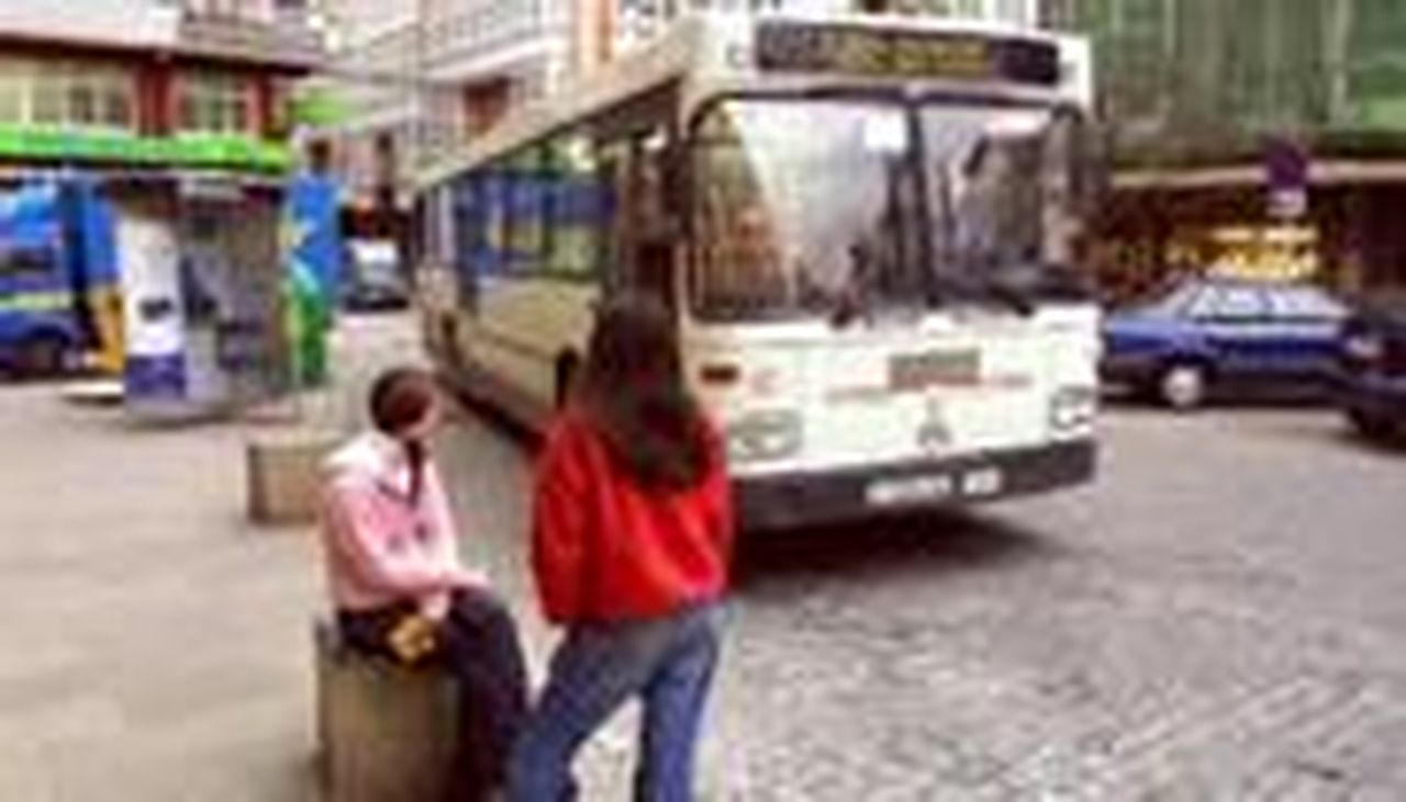 Bandas rugosas frente a pasos de peatones realzados en la calzada