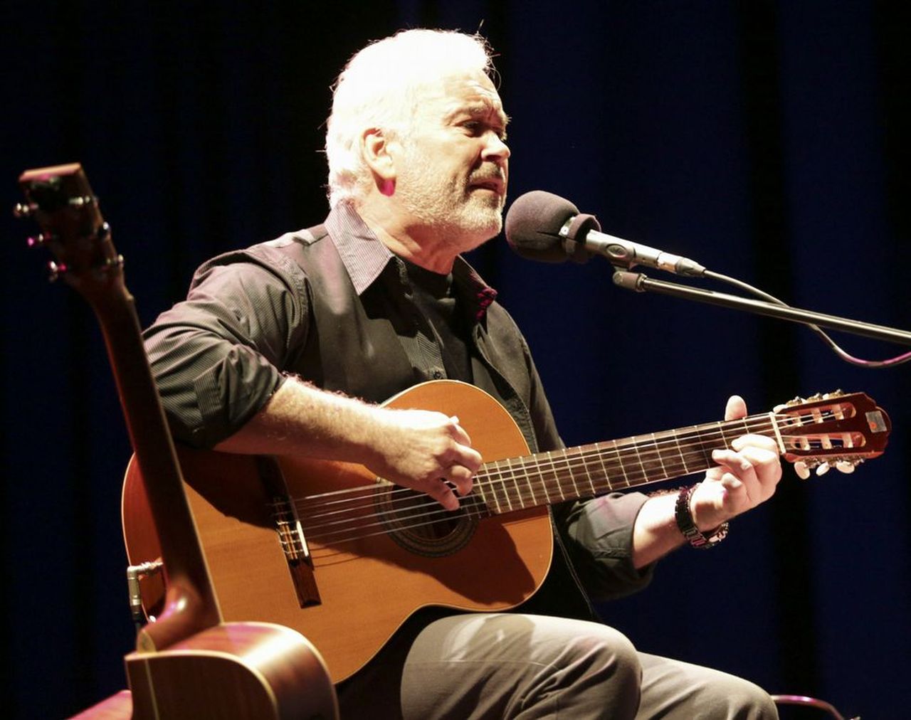 Pepe Piña llenó de nostalgia musical el auditorio vimiancés
