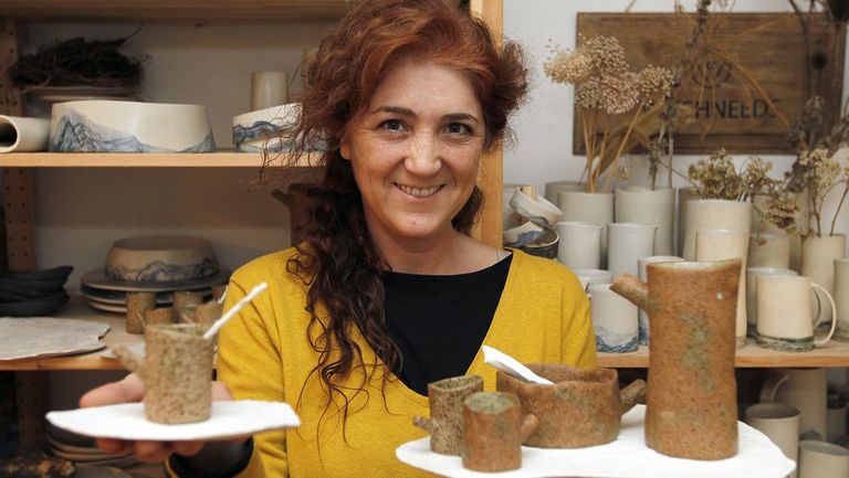 Pepe Solla dialoga con la ceramista Ana Tenorio