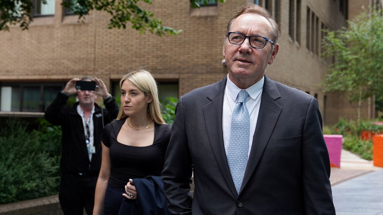 Kevin Spacey admite que es un «gran ligón» pero niega las agresiones ...