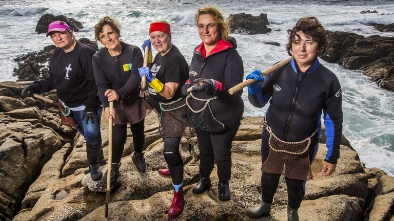 El valor de las percebeiras: «Arriscamos a vida, pero no mar somos libres»