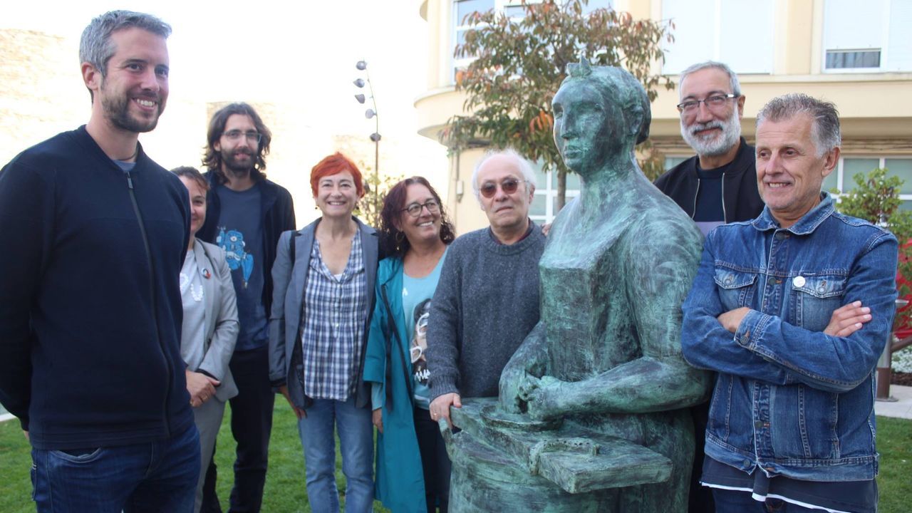 La escultura de una pulpeira honra la historia de A Mosqueira
