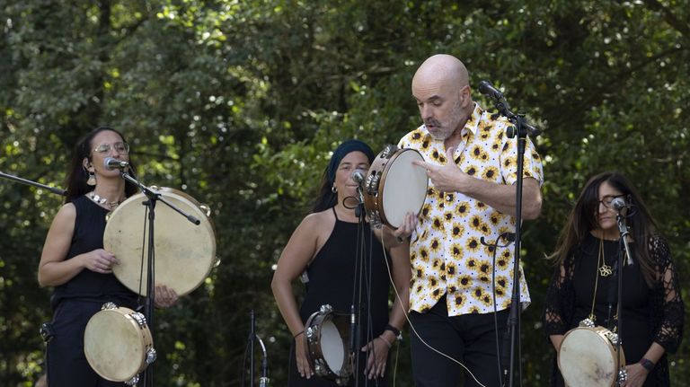 Santa Minia, en Brión, apuesta hoy por la música tradicional
