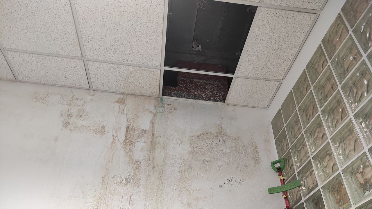 CC.OO. denuncia la caída del techo de una consulta del centro de salud ...