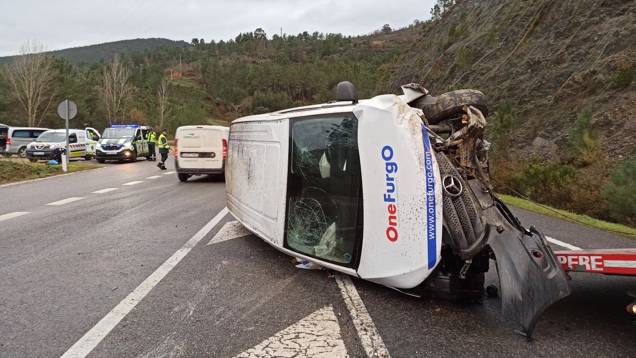 Muere una repartidora de 24 años al volcar su furgoneta en Quiroga