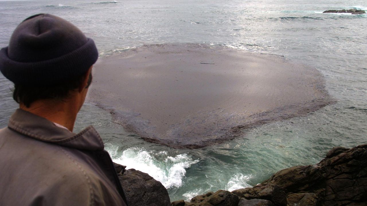 La nueva marea negra eleva el daño a casi la mitad de la costa