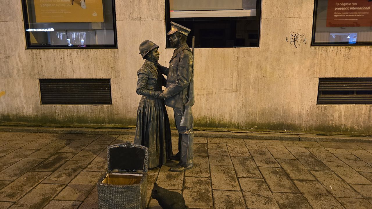 La estatua viviente que sorprende en la calle Real de Ferrol