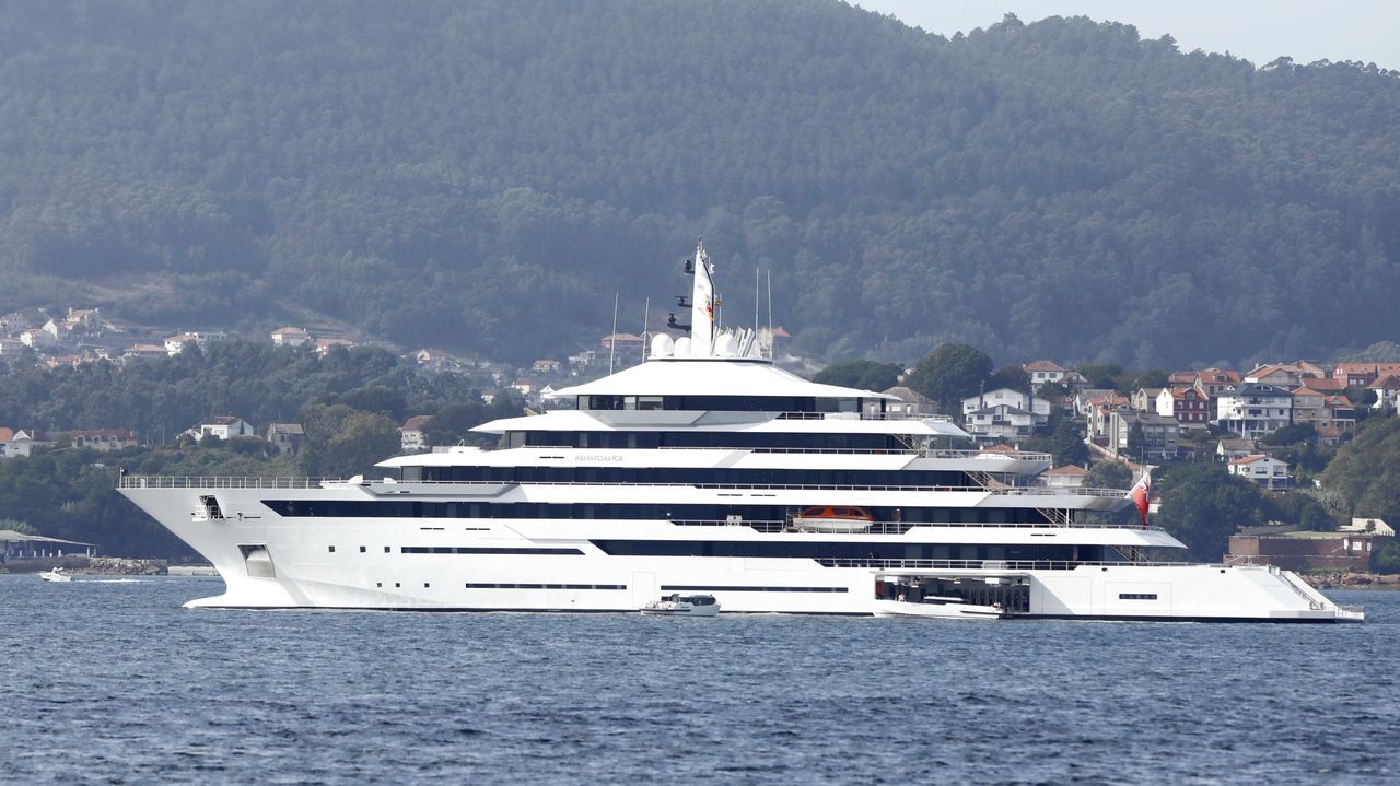 El imponente yate Renaissance ya surca la ría de Vigo