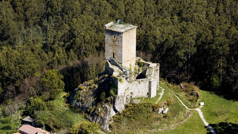 Los 15 castillos para viajar a la Galicia más medieval