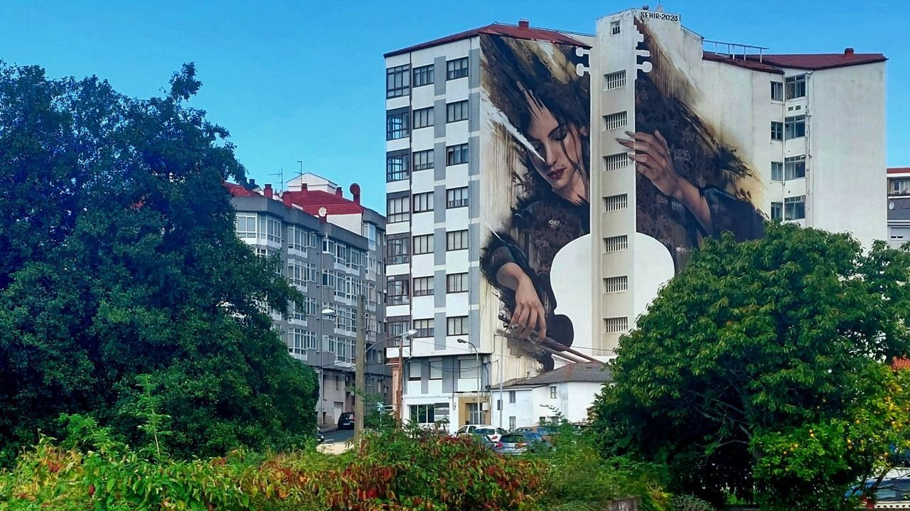 El mural pintado por Sfhir en Fene, un mágico homenaje a la música ...