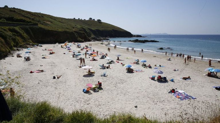 1984: Pelea multitudinaria entre textiles y nudistas por la playa de ...
