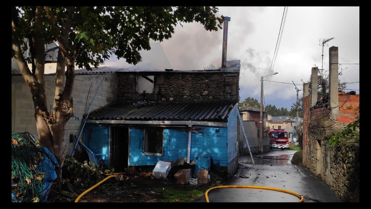 Un incendio calcina una casa en Burela