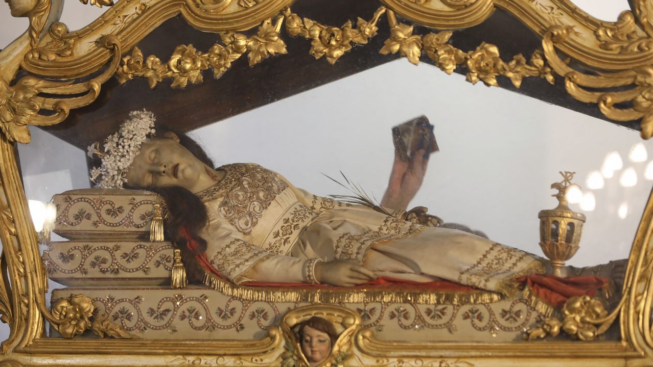 Miles de personas cumplen con las tradiciones de santa Minia