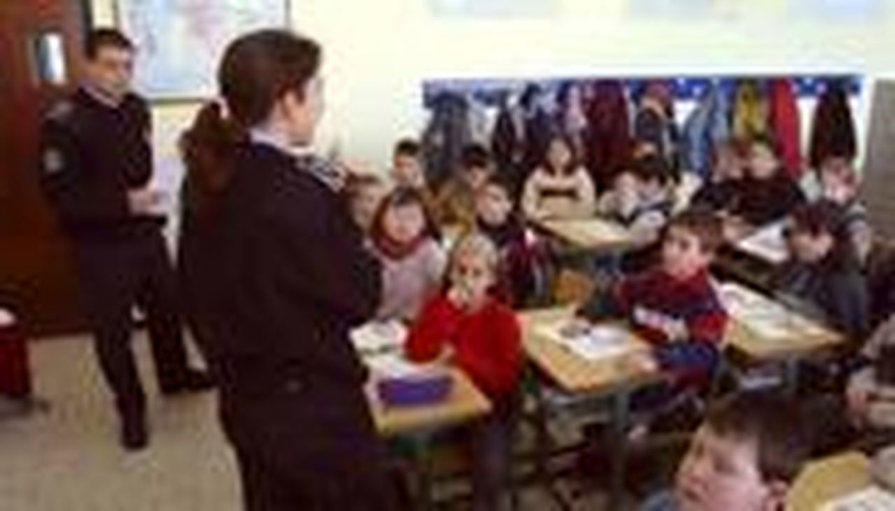 Bandas rugosas frente a pasos de peatones realzados en la calzada