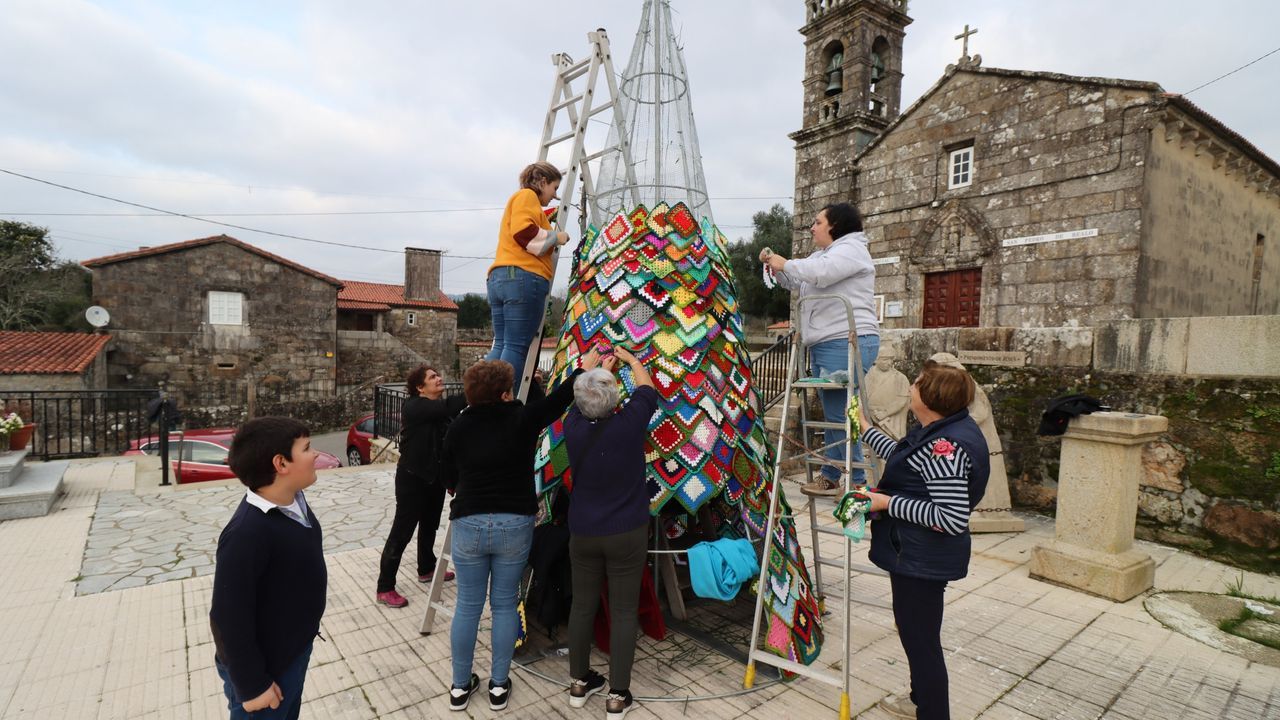 El árbol de Navidad de Bealo empieza a tomar forma con más de 700 ...