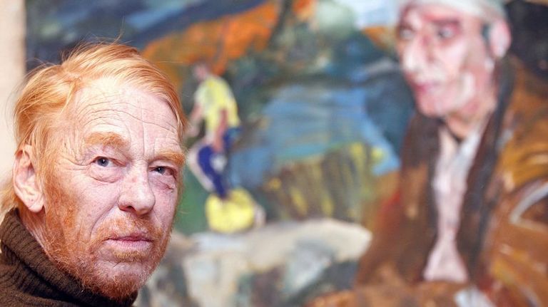 Tim Behrens poniéndose el abrigo