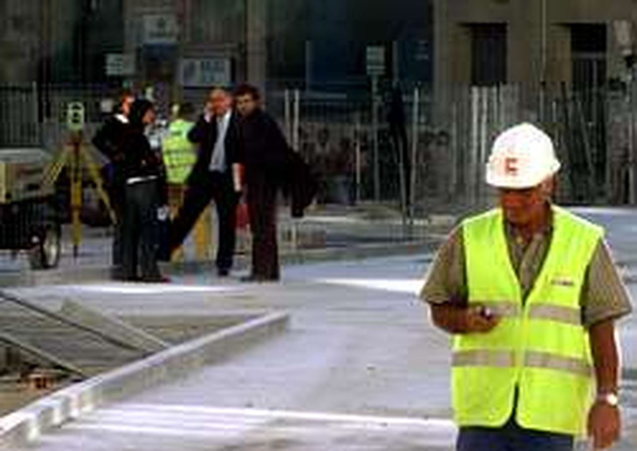 El vial de la praza Roxa se ancheó para facilitar el paso de autobuses