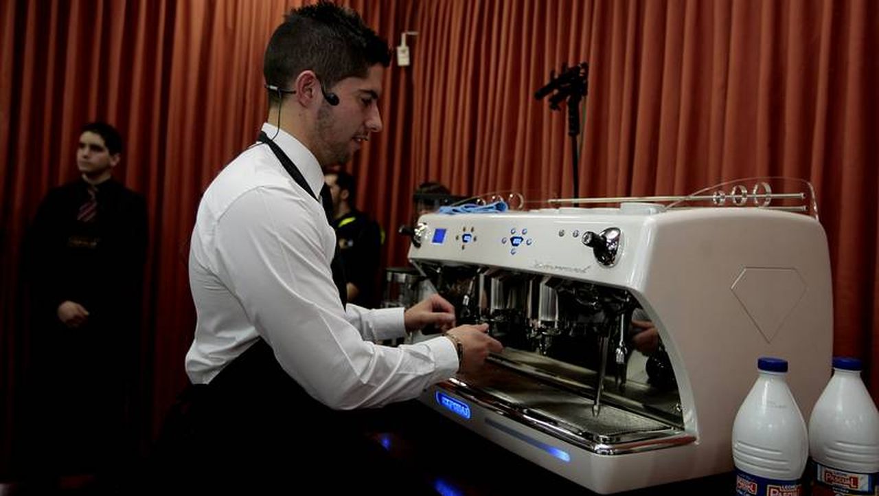 Un barista santiagués premiado en Foz aspira a ser el mejor de España