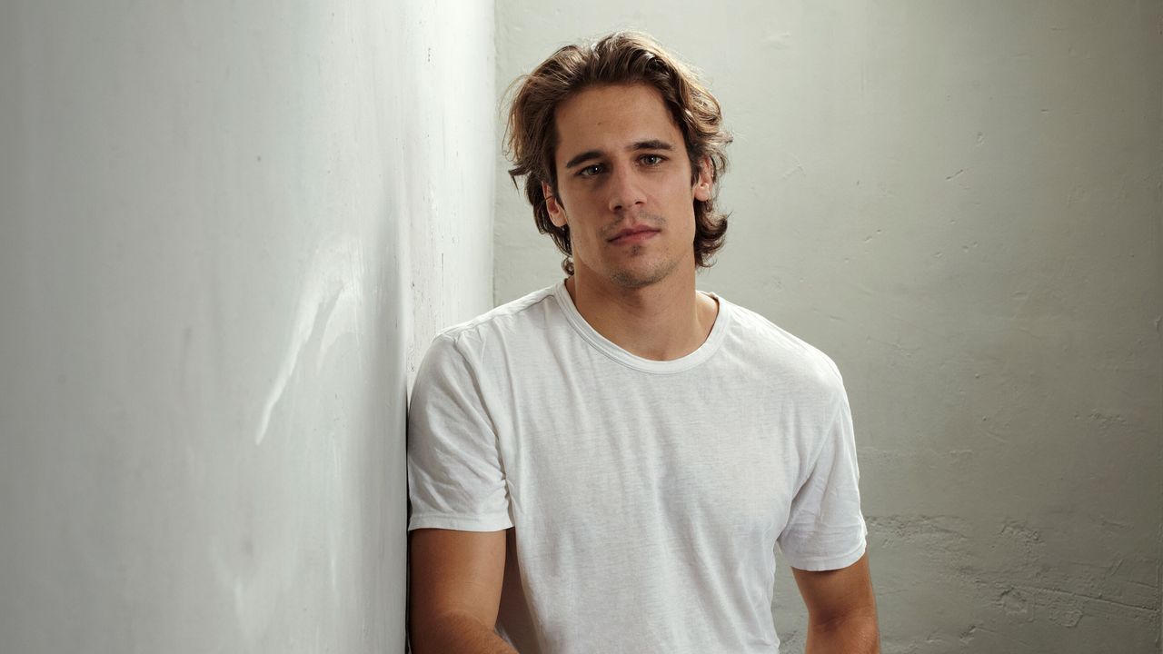 Martiño Rivas, con su hija en la playa de Traba de Laxe