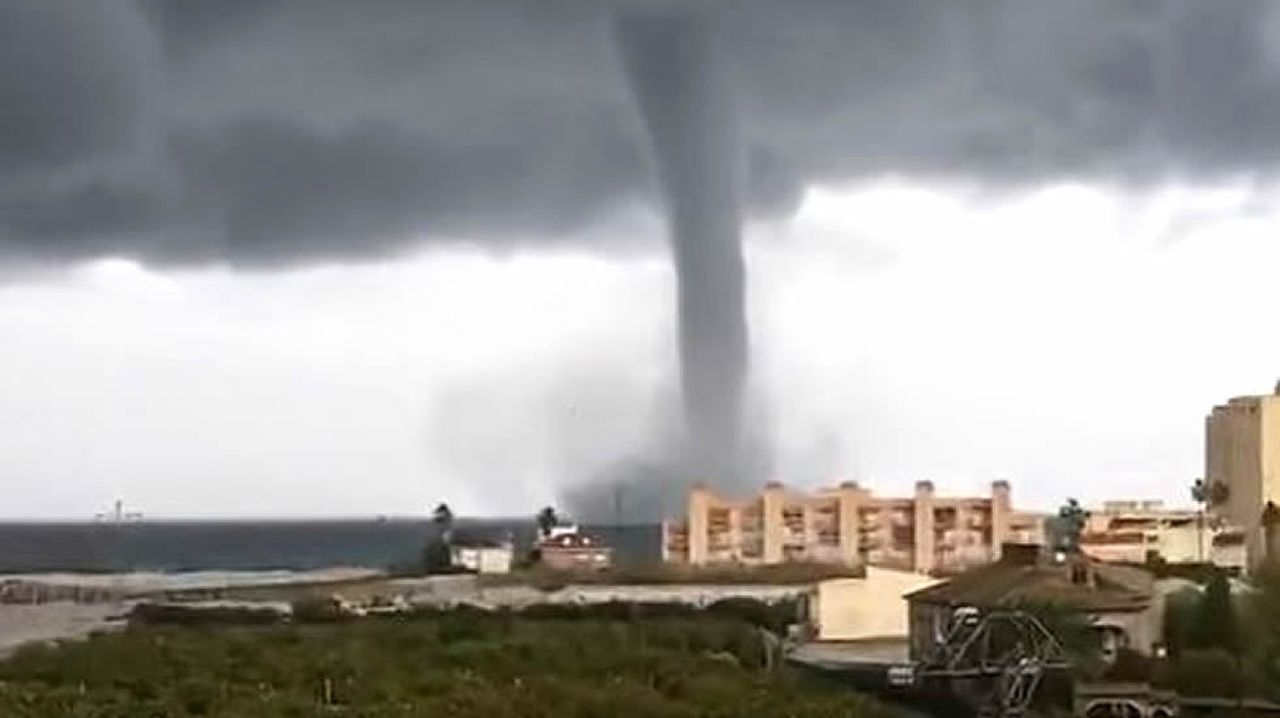 La tormenta en Valencia deja una «espectacular» tromba marina en la costa
