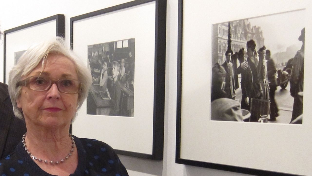 Muere Françoise Bornet, la mujer de la icónica fotografía del beso de ...