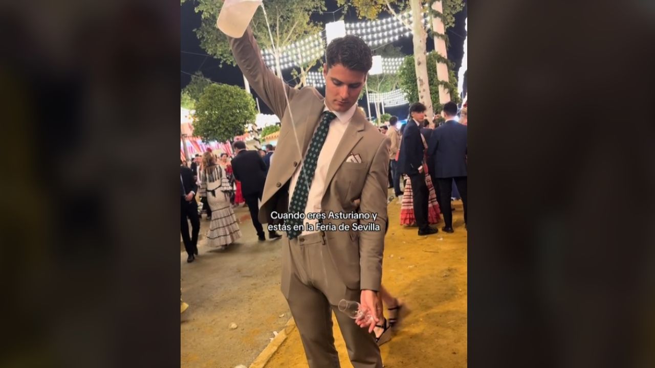 El escanciado de rebujito que «asturianiza» la Feria de Abril de Sevilla