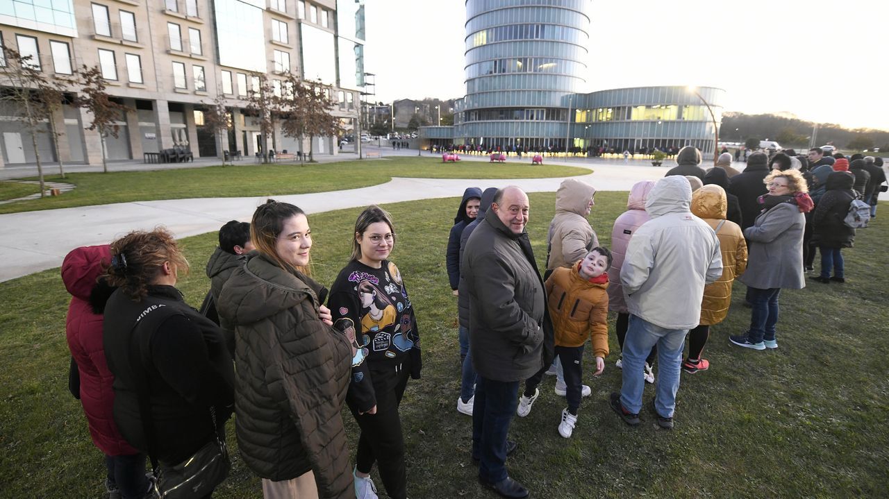 «Agardamos catro horas á cola e queremos ir á gala para ver a Beret»