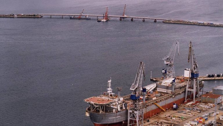 La madrugada que convirtió Ferrol en una isla: 25 años del accidente ...