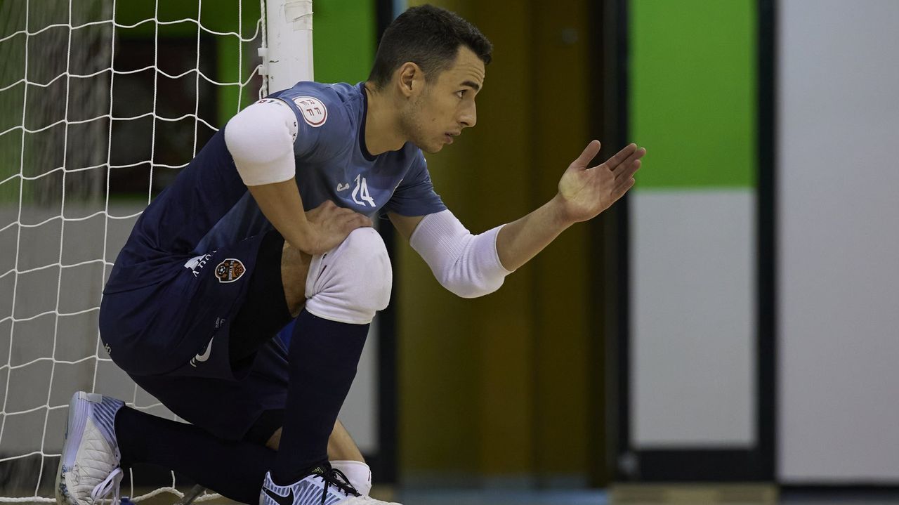 Kaluza indica el camino al Burela