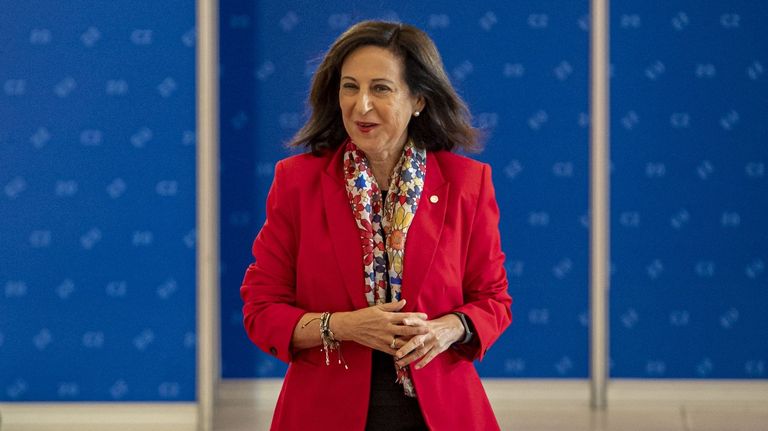 Margarita Robles envía este miércoles el material militar prometido a ...